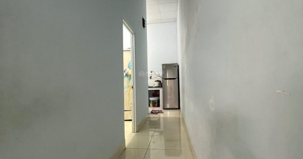 Hạ giá 500tr bán gấp nhà cấp 4 còn mới 2 phòng ngủ gần ngã tư Bình Thung