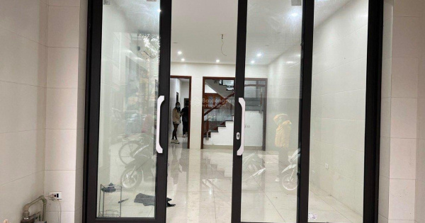 Bán nhà MP Thanh Nhàn DT 42m2 - 7T - 3 ô tô dừng đỗ vỉa hè rộng