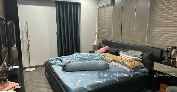 Chính chủ bán căn 135m2 tại Iris Garden, Mỹ Đình full nội thất, tầng đẹp view SVĐ. LH 0923 559