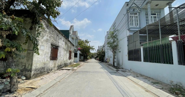 Bán nhà mặt tiền Bà Điểm Hóc Môn, DT (5.5m*15m), 3 tầng chỉ 4.7 tỷ