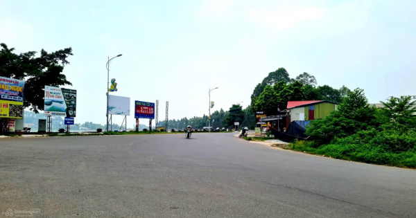 Bán 6159m2 đất mặt đường Phạm Văn Đồng vị trí đẹp, xe bus chạy qua, xây ...