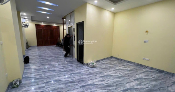 Tôi có nhà Hồng Mai Hai Bà Trưng cho thuê DT 70m x4 tầng có thang máy, mỗi tầng 2 phòng giá 20tr