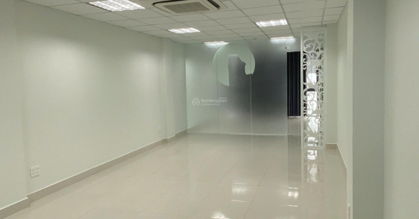 Cho thuê văn phòng DT 80m2 - 18 triệu đường D5, Bình Thạnh. Có sẵn phòng giám đốc