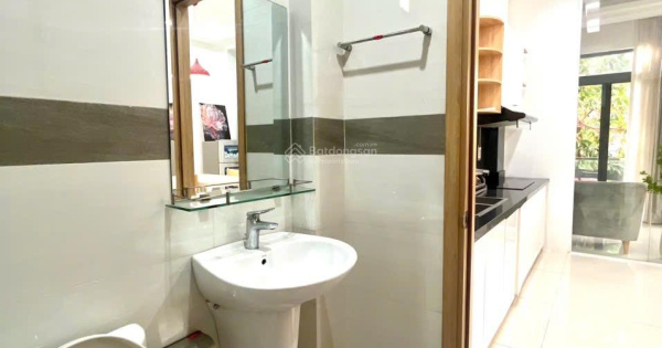 Căn hộ dịch vụ 1PN, 45m2, balcony, full NT (hầm xe, thang máy) gần ĐH ...