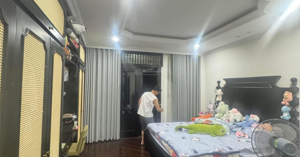 Đẳng cấp! Phân lô ngõ 34 Hoàng Cầu, ngõ ôtô tránh, gara ôtô 7 chô,thang máy, kd, dt 65m*8T.