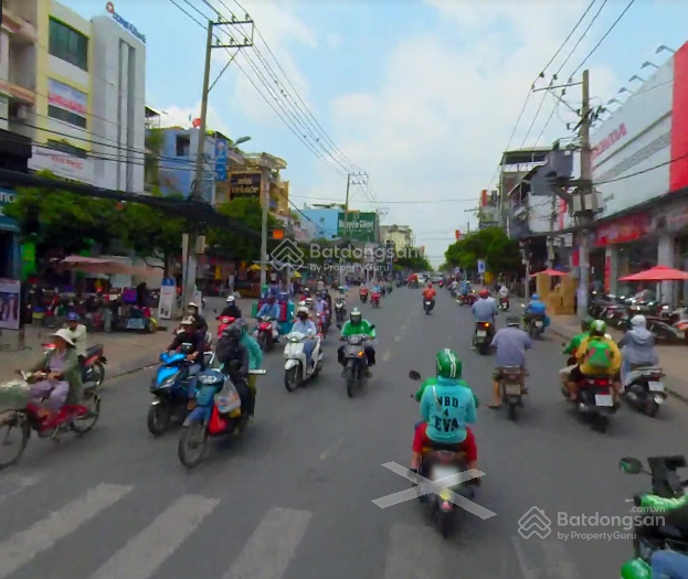 CHo thuê MBKD mặt tiền đường CMT8 DT 30x50m