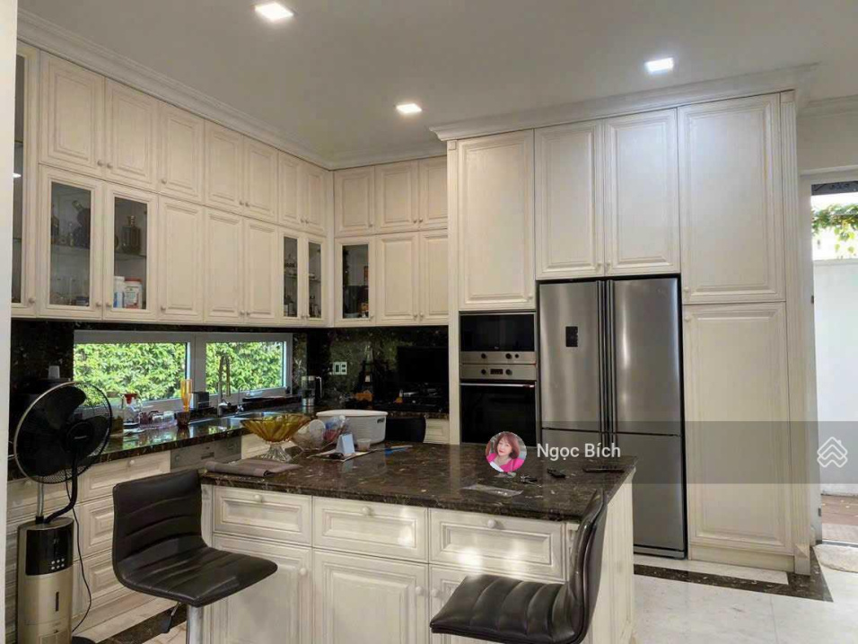 Bán biệt thự Sadeco ngay Vivo City, P. Tân Phong, Q7, giá 42 tỷ, nhà đẹp, nội thất nhập khẩu mới