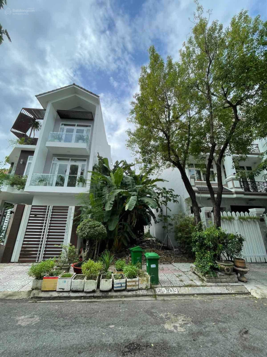 Tôi là chính chủ cần tiền bán gấp lô đất biệt thự Sadeco 7x18m giá 16 tỷ, vị trí kế góc, gần sông