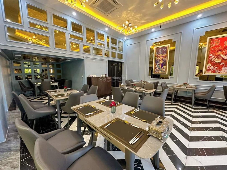 Cho thuê nhà mặt phố Linh Lang Ba Đình DT 400m2 x 3.5T, MT Lô góc 20m ...