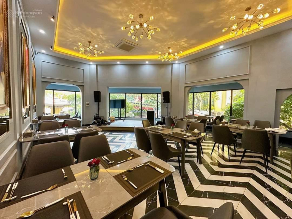 Cho thuê nhà mặt phố Linh Lang Ba Đình DT 400m2 x 3.5T, MT Lô góc 20m ...