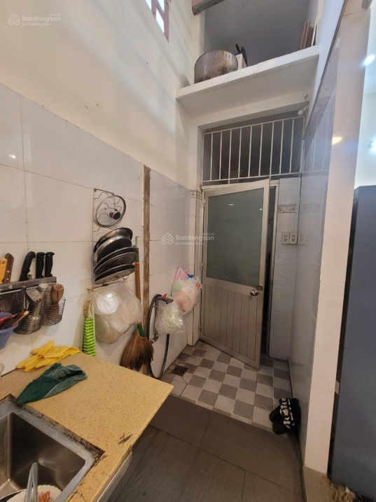 Bán nhà đúc BTCT 4 tầng, 5 phòng ngủ, wc khép kín, DTCN 100m2