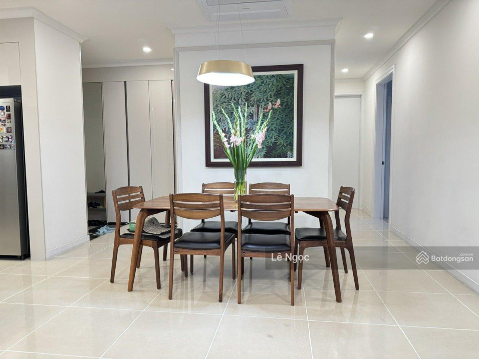 Cho thuê căn hộ 3PN, 113m2 full đồ, view hồ, tầng cao, tòa 901 Starlake, vị trí cực đẹp