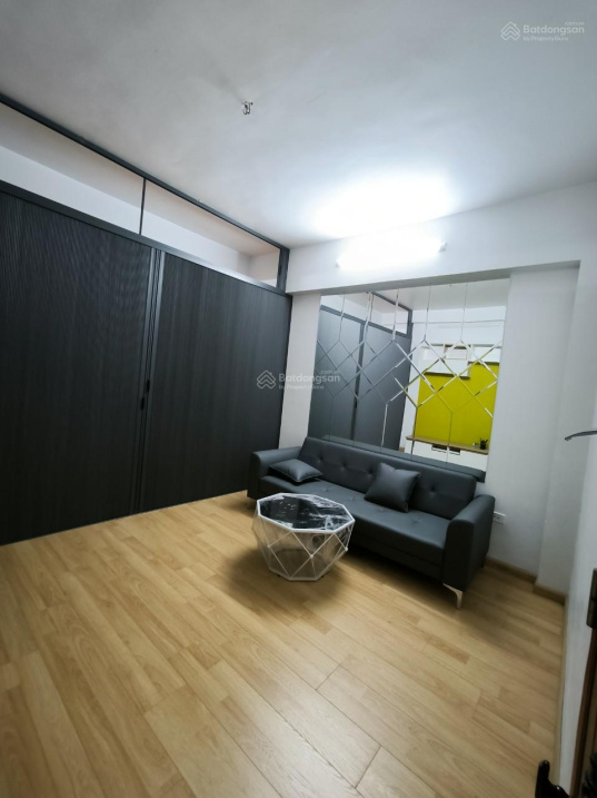 Bán CC CT5 Xala căn penthouse DT 55m2 2 ngủ 1VS. Nhà đẹp. Nội thất gồm sàn gỗ, sofa đa năng, tủ bếp