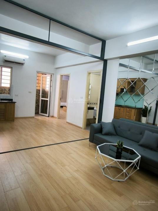 Bán CC CT5 Xala căn penthouse DT 55m2 2 ngủ 1VS. Nhà đẹp. Nội thất gồm sàn gỗ, sofa đa năng, tủ bếp