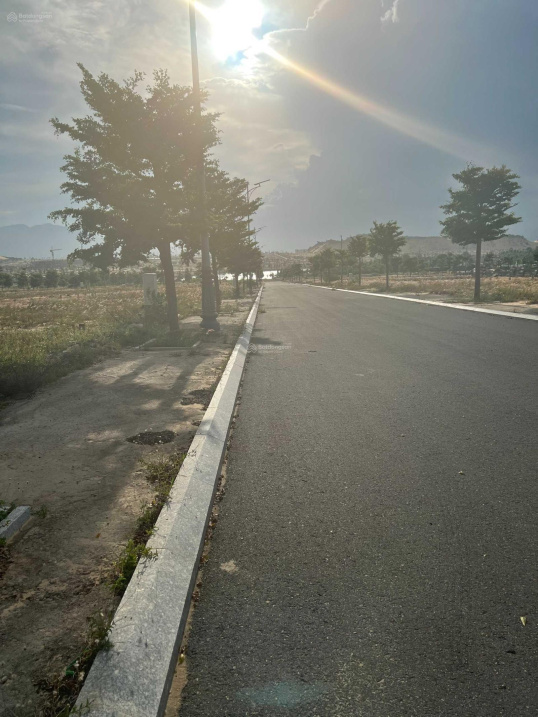 Chính chủ cần bán lô góc ngã tư 5c. 05.22 phân khu Para Grus dự án KN Paradise LH 0974 383