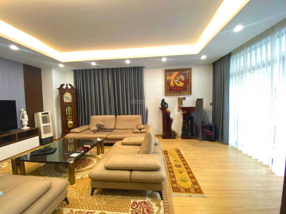 Tìm đâu ra! Phân lô Hoàng Cầu, thang máy, 6T, MT 5m, tặng full đồ, kinh doanh, vỉa hè, ôtô tránh đỗ