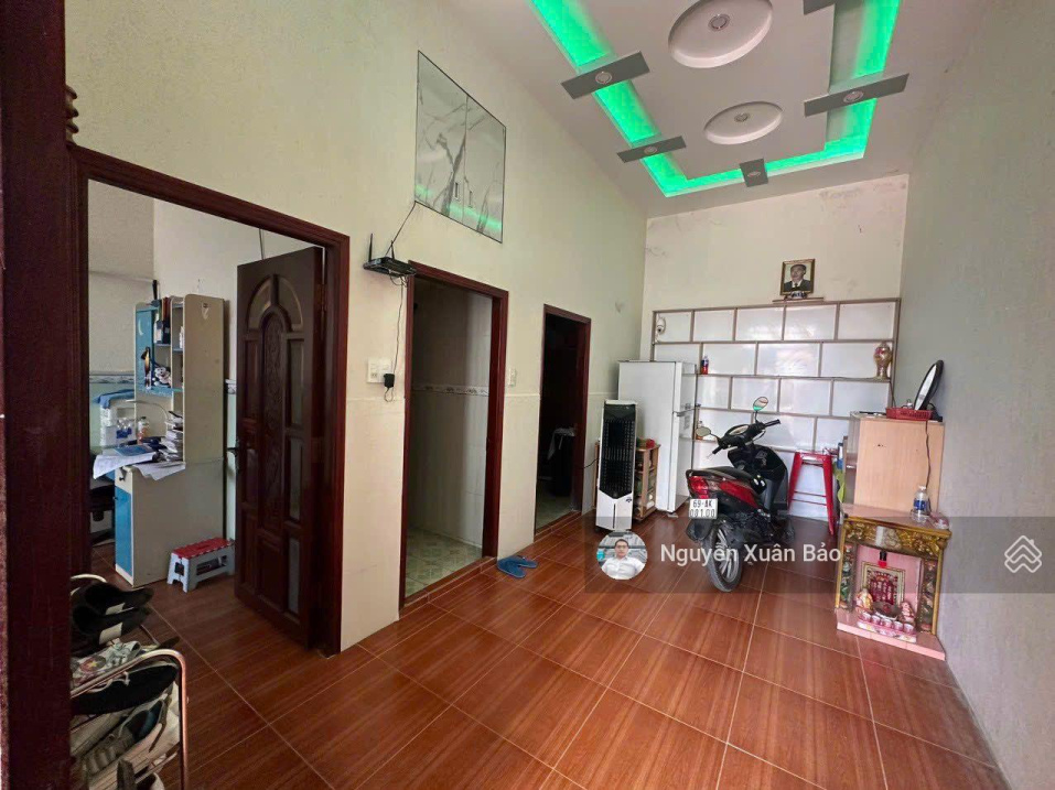 Chủ cần bán gấp nhà 92m2 mặt tiền đường Nguyễn Hữu Trí - Tân Túc giá 5,2 tỷ. LH 0909 805