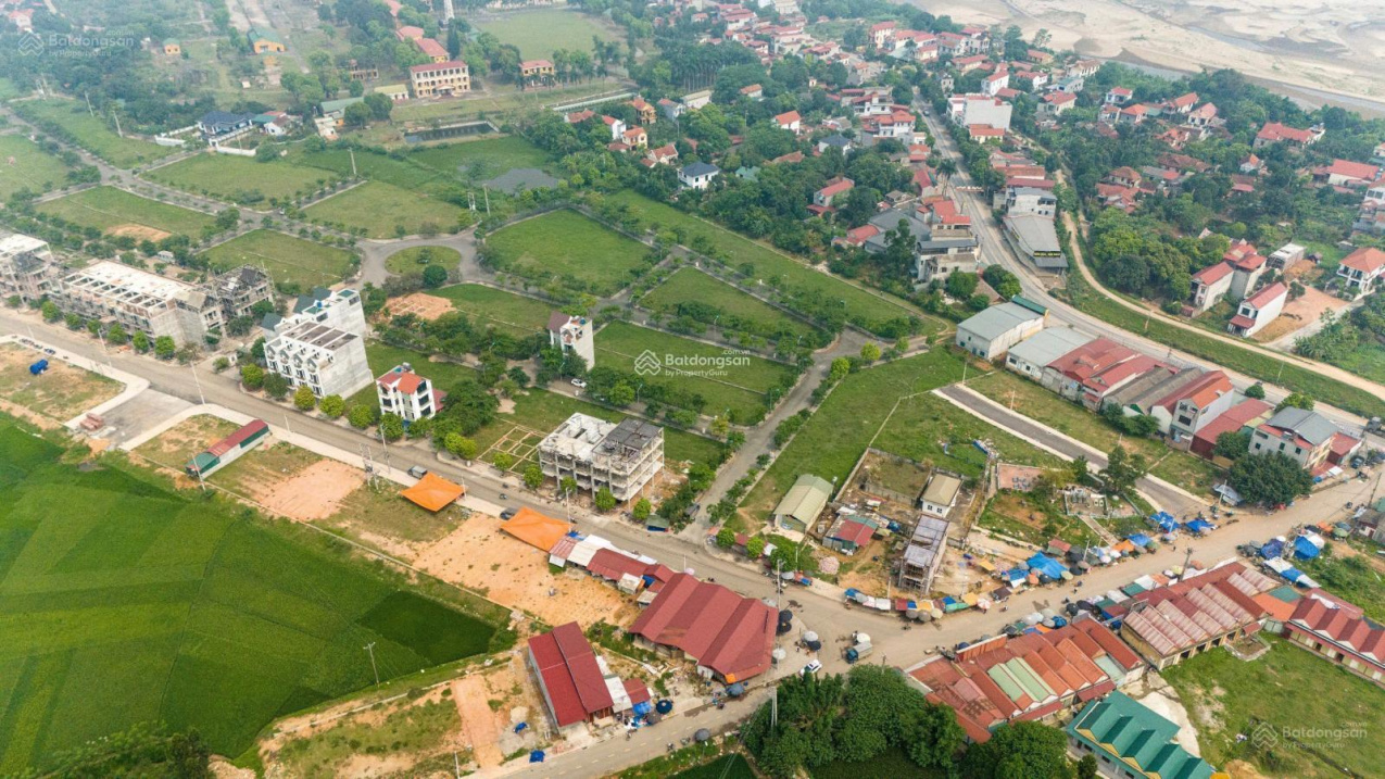 Cần bán lô đất giáp chợ Hưng Hóa - đã có sổ hồng - cách QL32 chỉ 30m ...