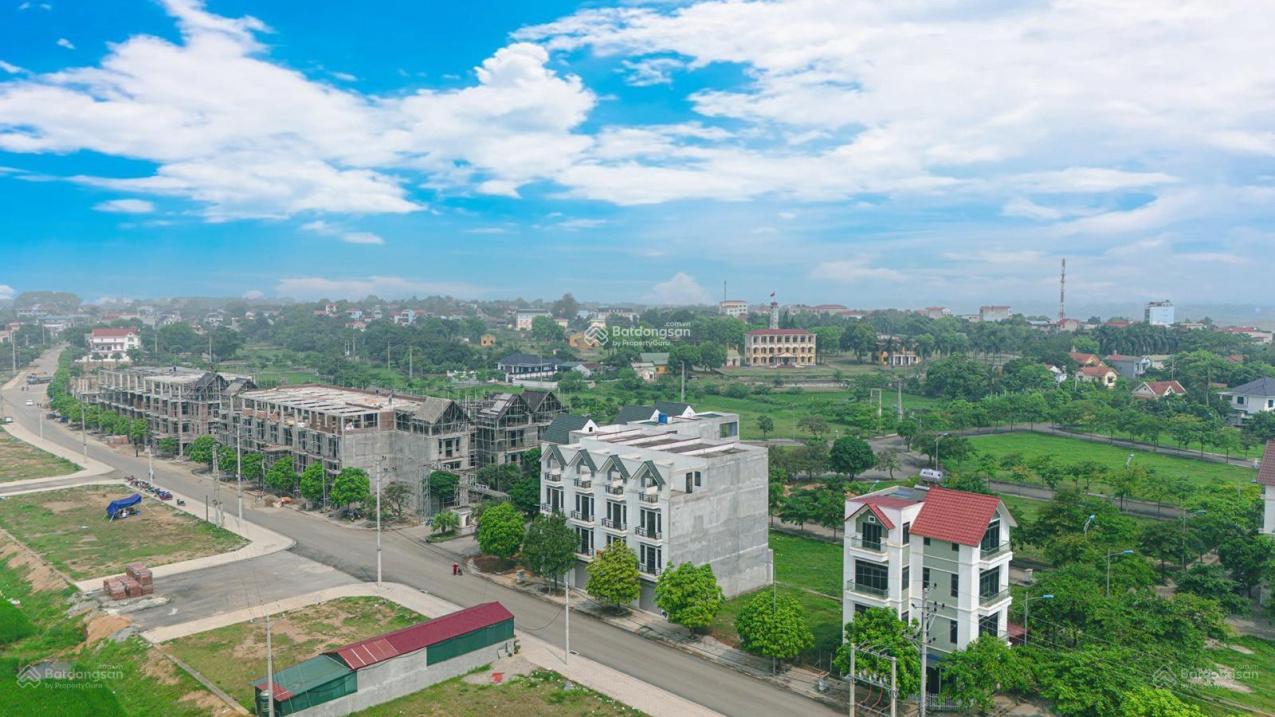 Cần bán lô đất giáp chợ Hưng Hóa - đã có sổ hồng - cách QL32 chỉ 30m ...