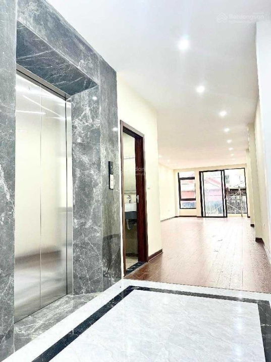 Toà building Chùa Láng 65m2 x 7 tầng, gara ô tô, thang máy 17,9 tỷ