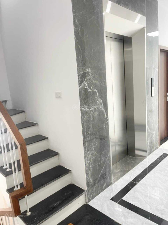 Toà building Chùa Láng 65m2 x 7 tầng, gara ô tô, thang máy 17,9 tỷ