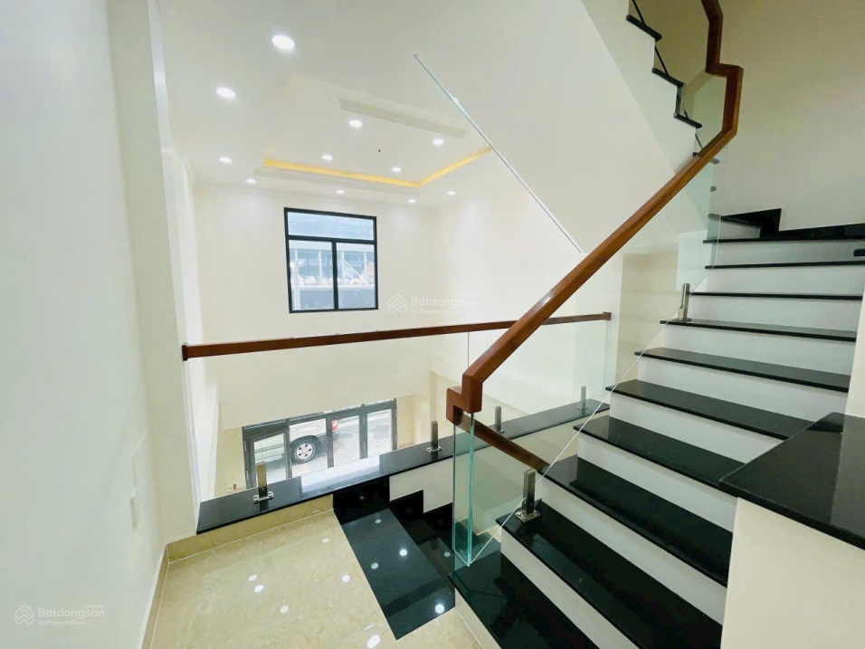 Còn 1 căn nhà đẹp xây mới sát mặt tiền QL13 - đối diện ĐH Luật (phù hợp ...