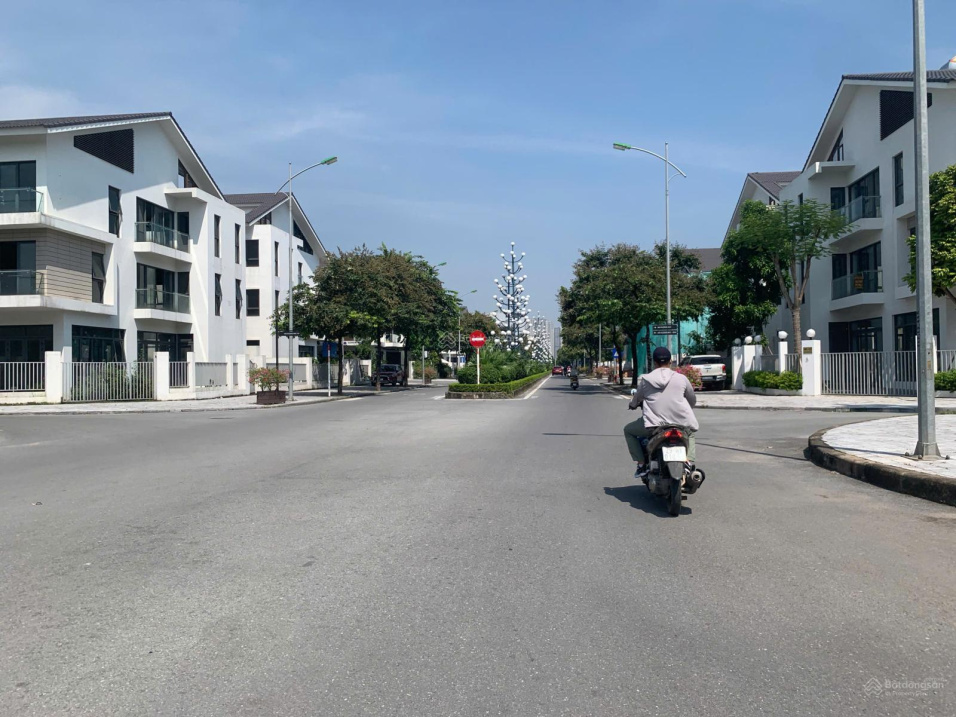 Chính chủ bán gấp 50m2 đất dịch vụ LK16,17,18 Dương Nội sát siêu thị ...