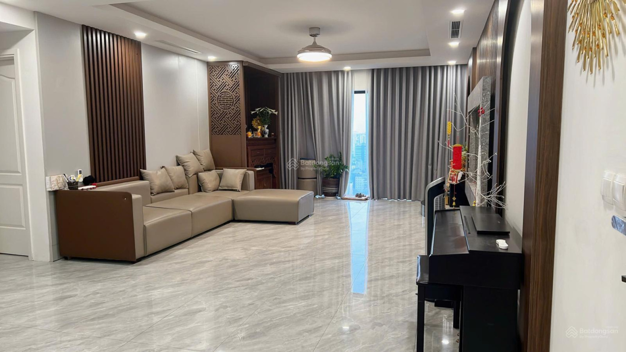 Tôi cần bán căn góc 3 ngủ tòa B 140m2 tầng cao view đẹp.Giá GD nhanh 59tr/m2 full nội thất thuế phí