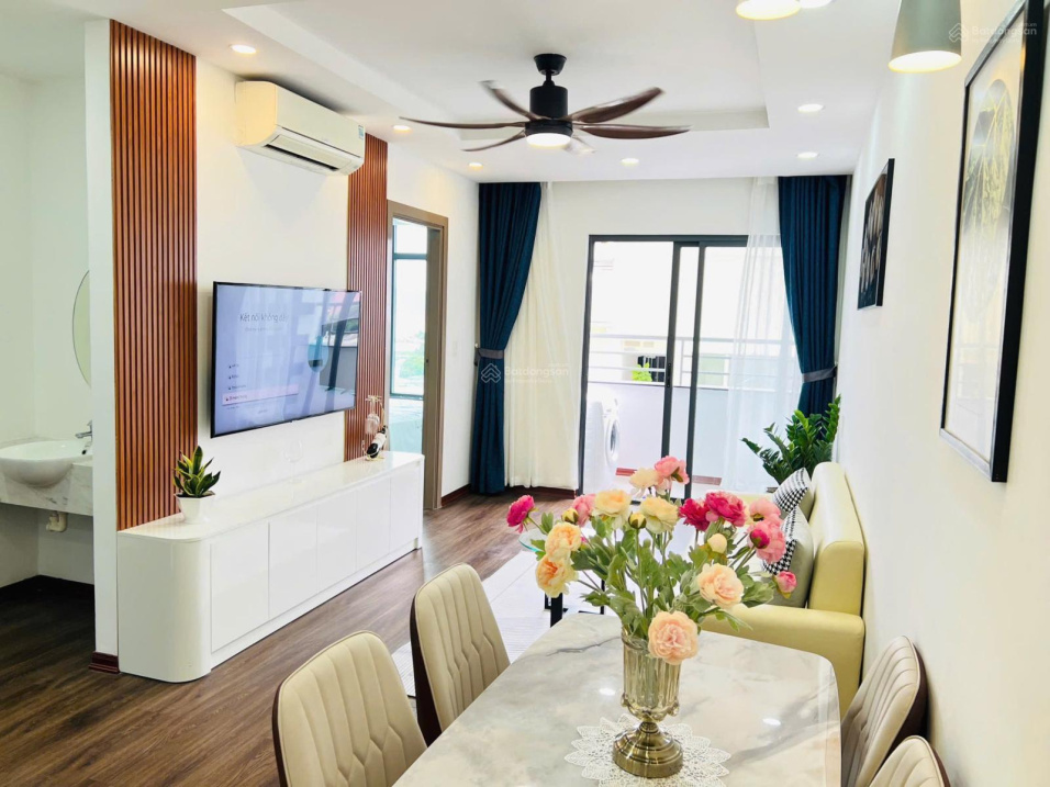 Chính chủ bán căn view Đông Nam 59m2 tòa OC2B full nội thất đẹp. Thiết kế ban công đập thông mát mẻ