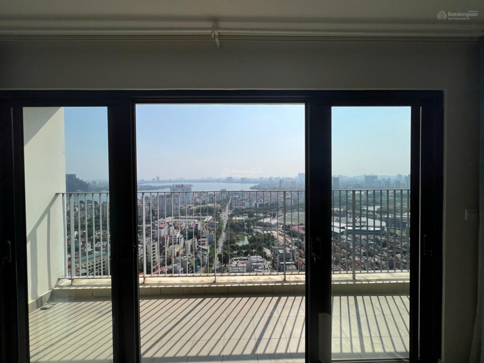 Chính chủ bán CH 102,2m2, 3PN Kosmo Tây Hồ, tiện nghi đầy đủ, view hồ Tây và sông Hồng, giá 9,8ty