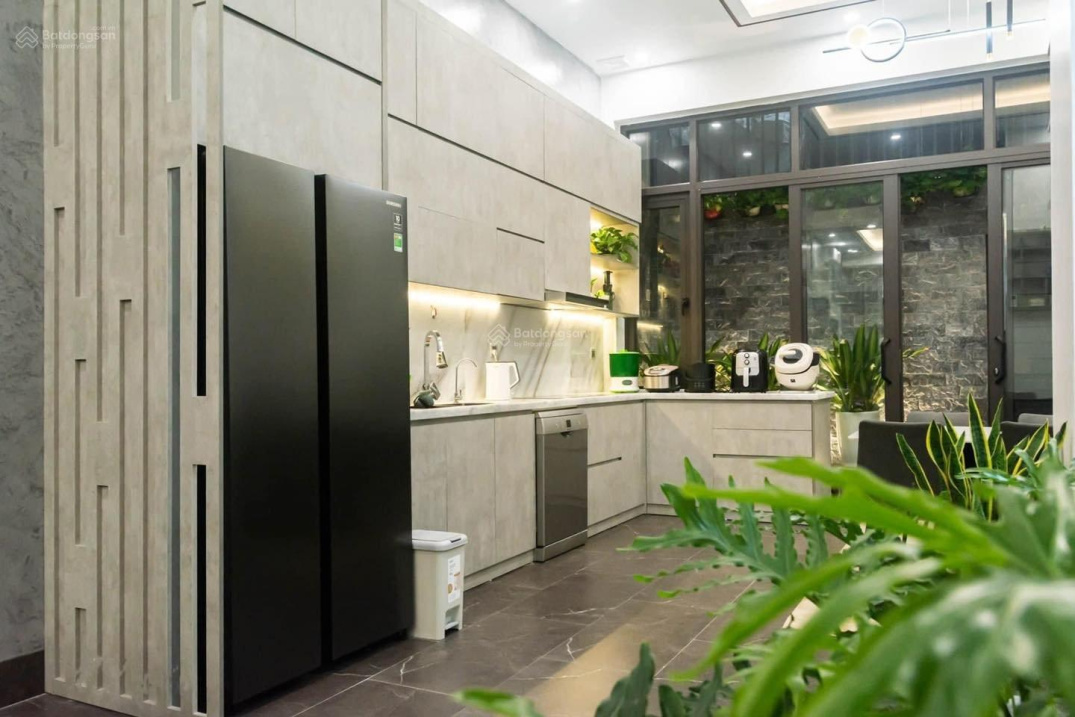 Cho thuê gấp nhà phân lô 2 mặt thoáng Hoàng Cầu, DT 60m2 x 5 tầng, MT 5m, ô tô tránh. Giá 18tr/th