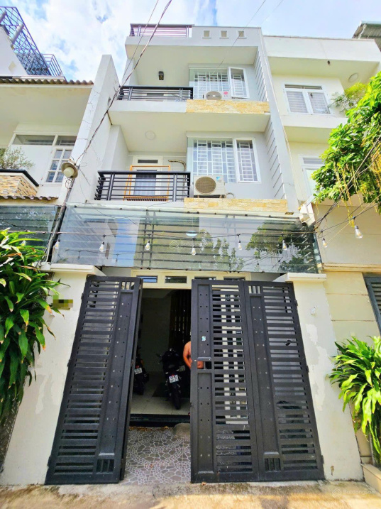 Nhà đẹp hẻm xe hơi. Gần Bệnh viện Lê Văn Thịnh, thông ra Nguyễn Duy Trinh, duy chuyển thuận tiện