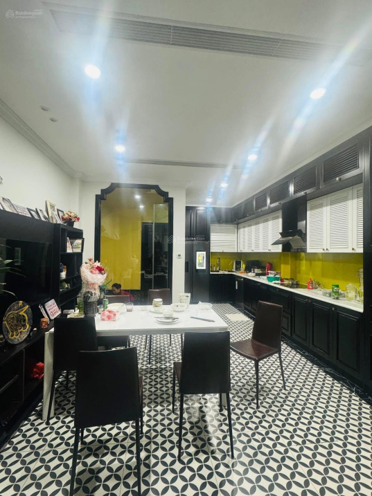 Đẳng cấp! Phân lô ngõ 34 Hoàng Cầu, ngõ ôtô tránh, gara ôtô 7 chô,thang máy, kd, dt 65m*8T.