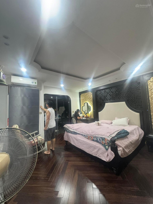 Đẳng cấp! Phân lô ngõ 34 Hoàng Cầu, ngõ ôtô tránh, gara ôtô 7 chô,thang máy, kd, dt 65m*8T.