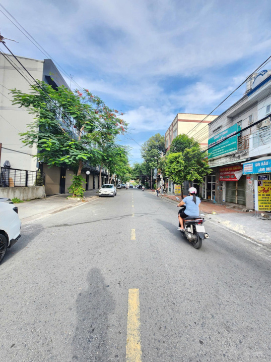 Bán khách sạn 1T5L 10x18m hoàn công, đường D20 KDC Việt Sing, thu 110tr/th