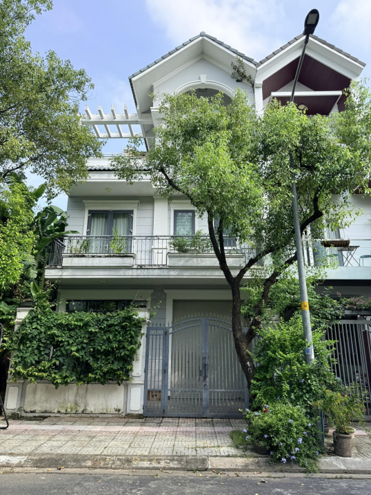 Bán 2 căn biệt thự KDC Sadeco Ven sông Tân Phong, đối diện ĐH RMIT, 7x18m, hầm, 2L, 23ty