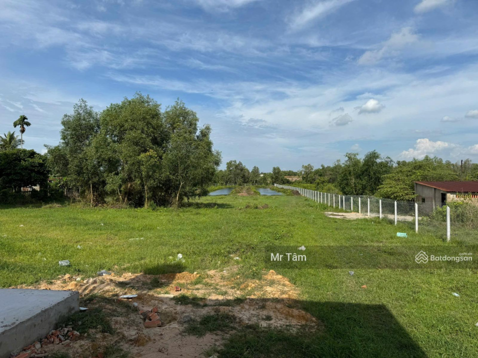 Bán lô đất có căn nhà cấp 4 vừa xây mới mt đường xe tải, dt 8.476m2, có 495m thổ cư.