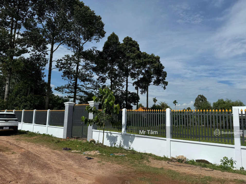 Bán lô đất có căn nhà cấp 4 vừa xây mới mt đường xe tải, dt 8.476m2, có 495m thổ cư.