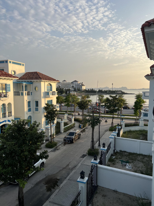 Bán BT Đơn Lập gần Biển tại Sun Grand City Feria , Bãi Cháy, Hạ Long - Giá 125tr/m2 FULL Nội Thất