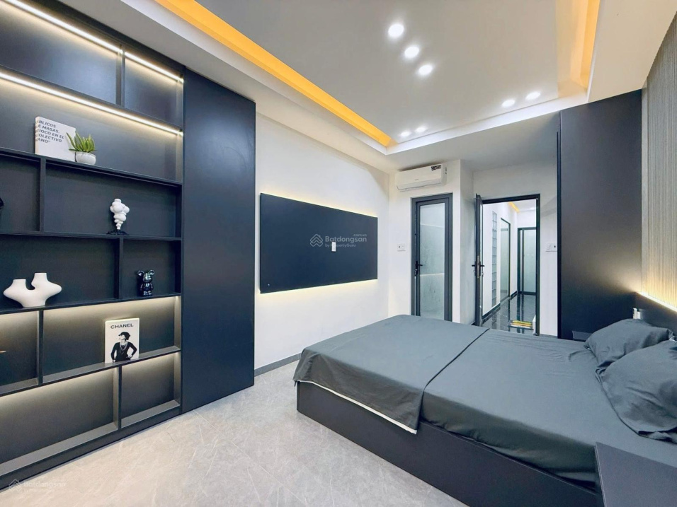 - Siều phẩm k402 Trưng Nữ Vương , 3 mê 3 tầng + mái tung , nhà 2 mặt kiệt trước sau thông thoáng