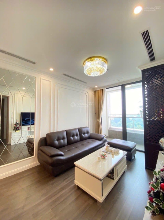 Cho thuê căn hộ 2PN-2VS, view bể bơi tại Vinhomes Symphony