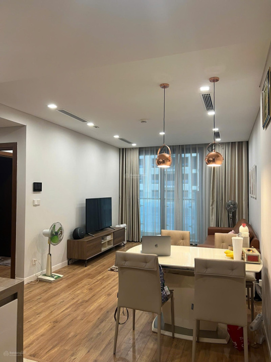 Gia đình bán căn hộ tại 110 Cầu Giấy Center Point 76m2, 2 ngủ, ban công ...